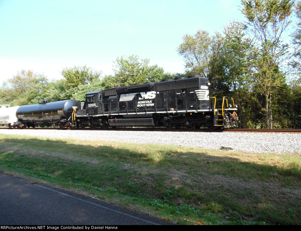 NS 3205 is a ex-SOU SD40-2. Like all its brothers it now has a "Admiral" cab.
